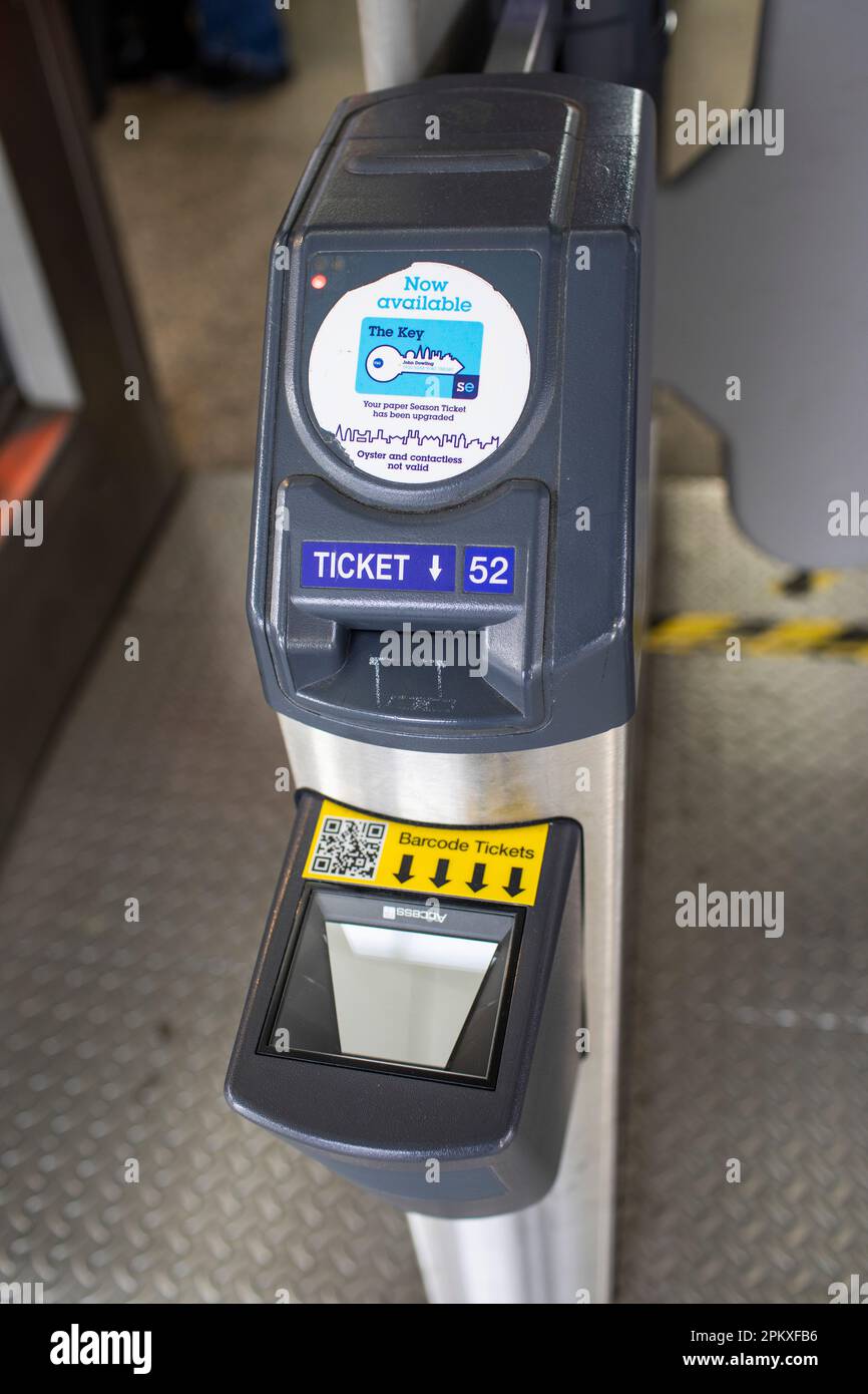 Ticketless train station hi-res stock photography and images - Alamy