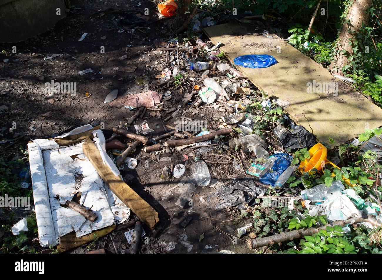 Slough, Berkshire, UK. 4th April, 2023. Fly-tipping and litter left by ...