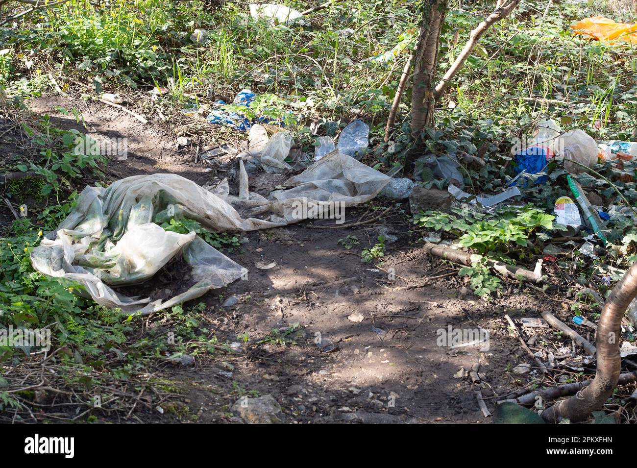 Slough, Berkshire, UK. 4th April, 2023. Fly-tipping and litter left by ...