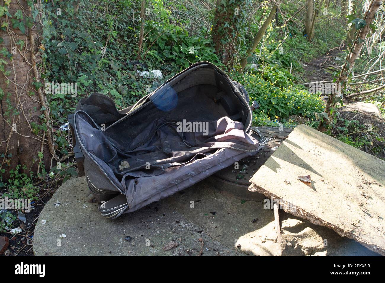 Slough, Berkshire, UK. 4th April, 2023. Fly-tipping and litter left by ...