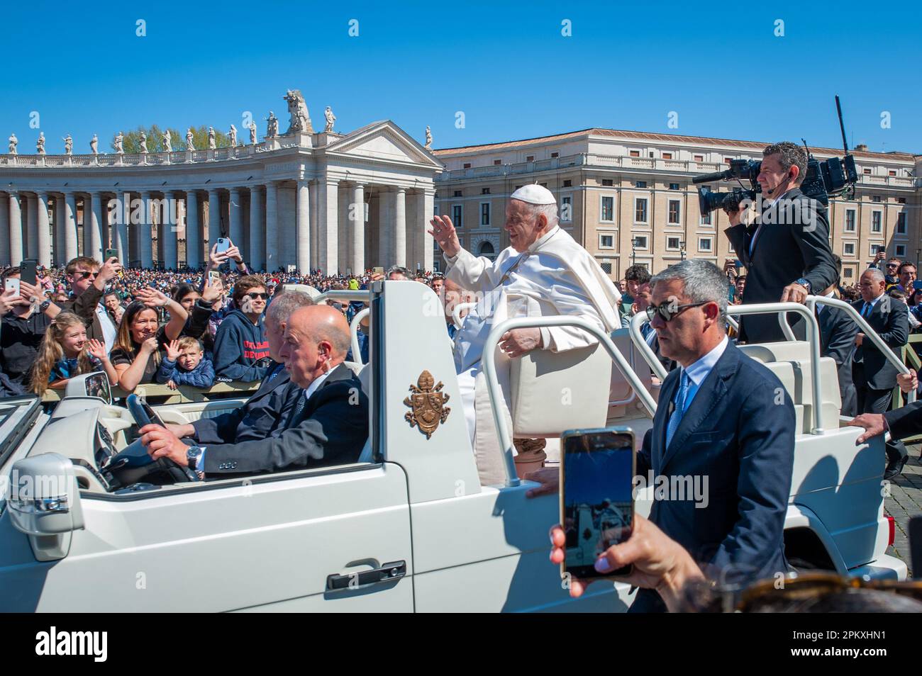 Vatican City, Vatican. 22nd Nov, 2022. Pope Francis crosses the square ...