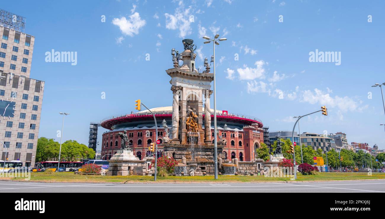 Fountain and shopping centre Arenas de Barcelona, Placa d'Espanya ...