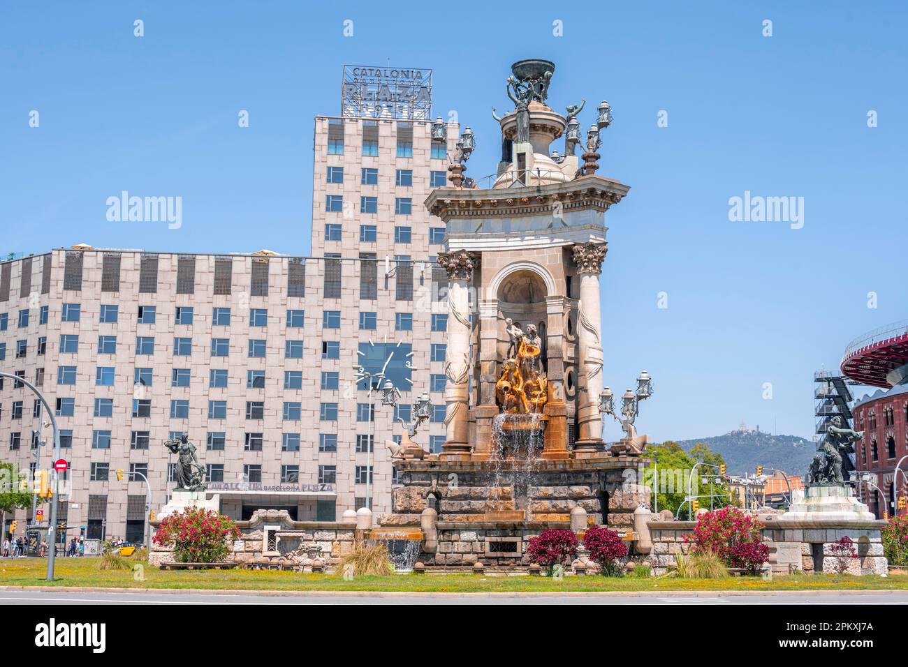 Fountain and Hotel Catalonia Barcelona Plaza, Placa d'Espanya ...