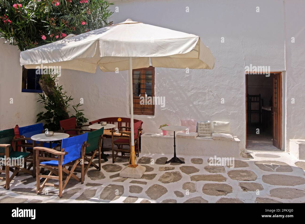 Small street cafe in Parikia Stock Photo - Alamy
