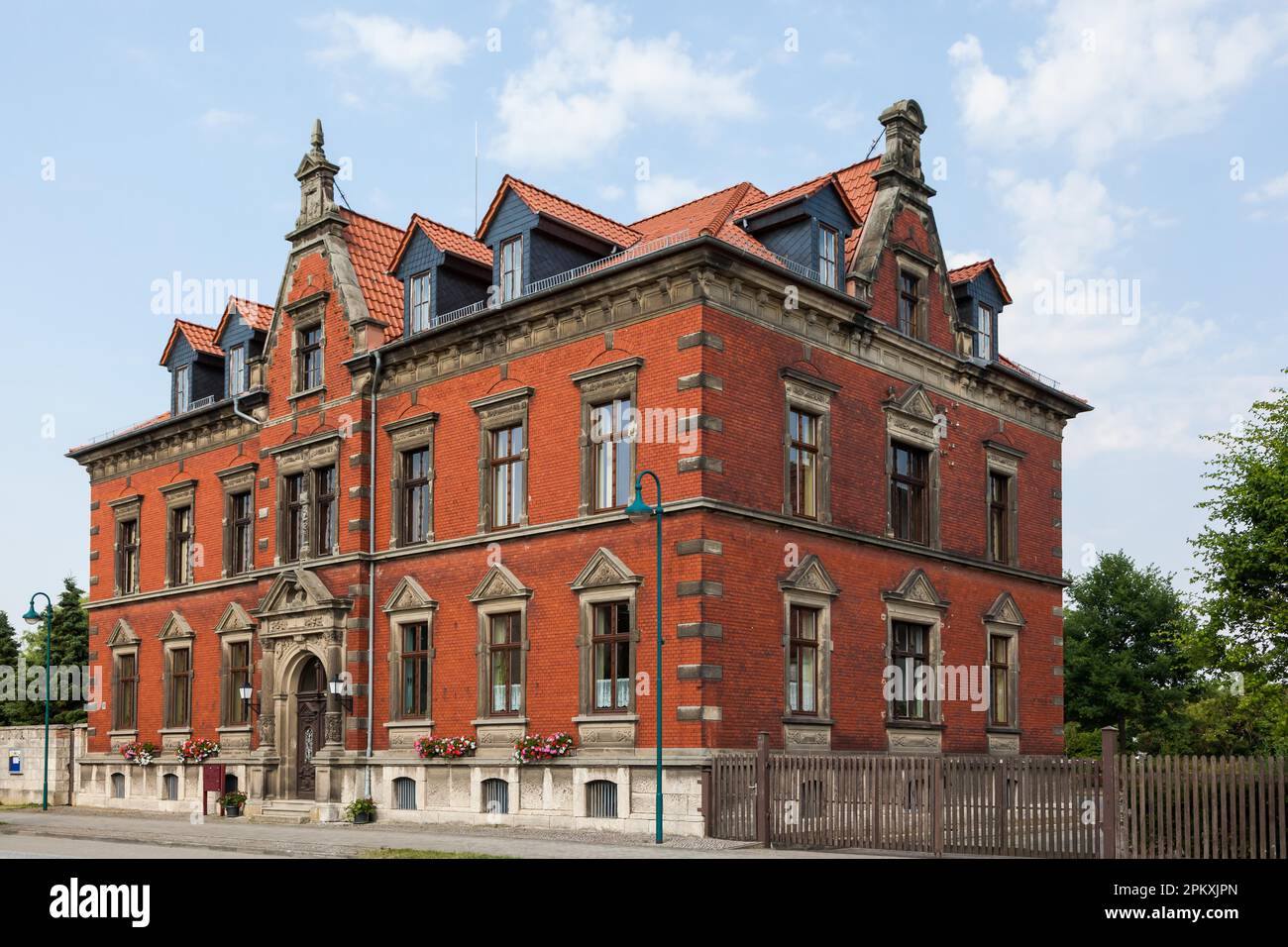 Red brick manor house hi-res stock photography and images - Alamy