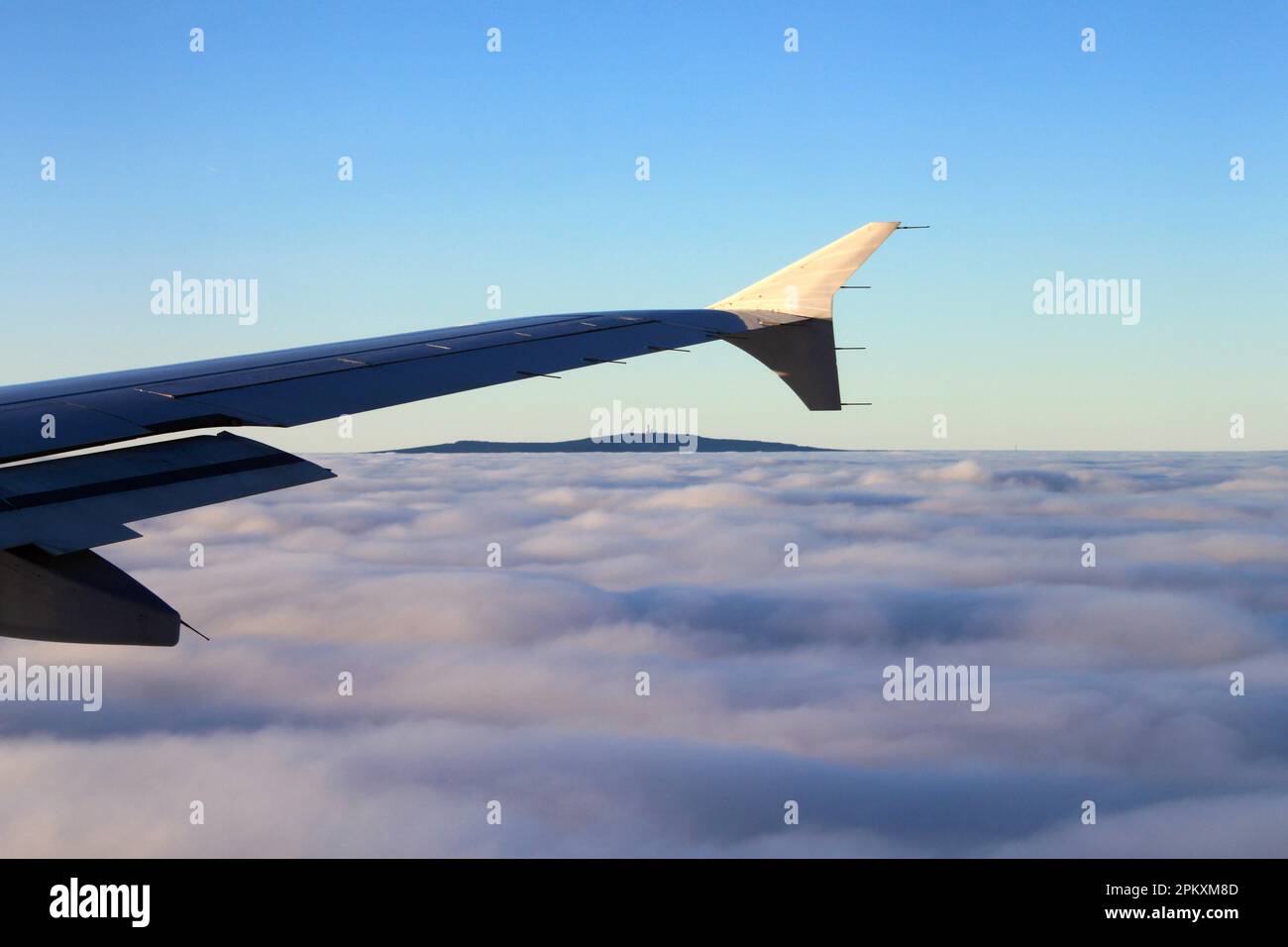 Aircraft wing, inversion weather situation, Frankfurt, Grosser Feldberg ...