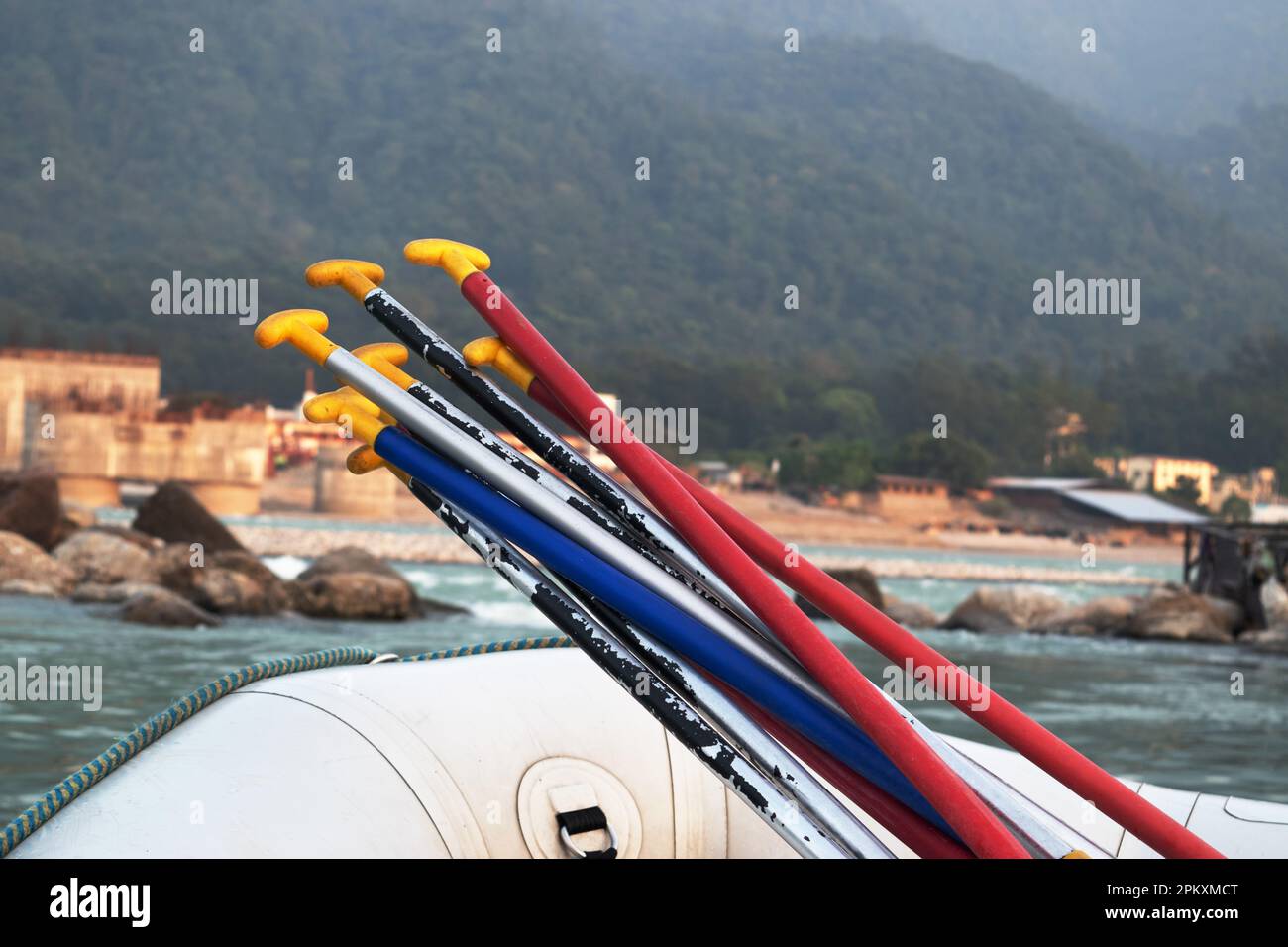 Handle of boat paddle in raft Stock Photo - Alamy