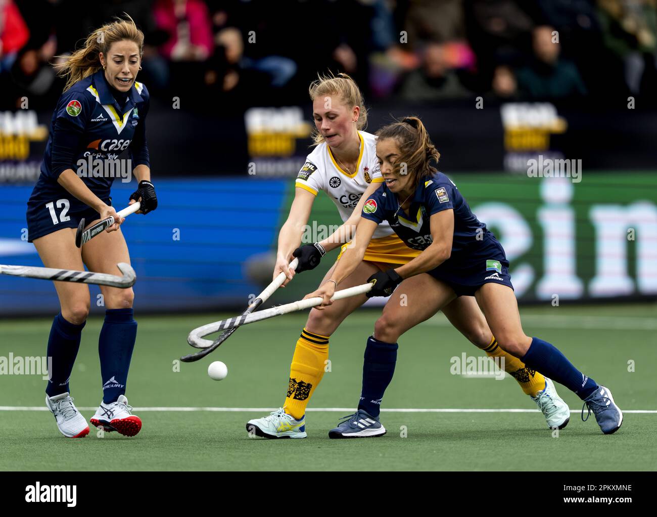 AMSTELVEEN - Emma Reijnen (M) of HC Den Bosch in action against Maria ...