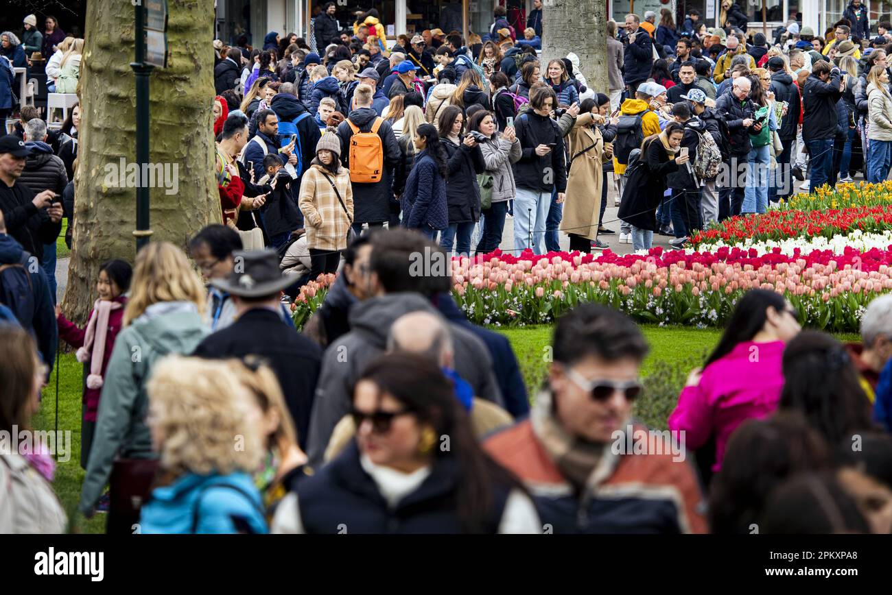 LISSE - Day trippers during their visit to a sold-out Keukenhof, one of ...
