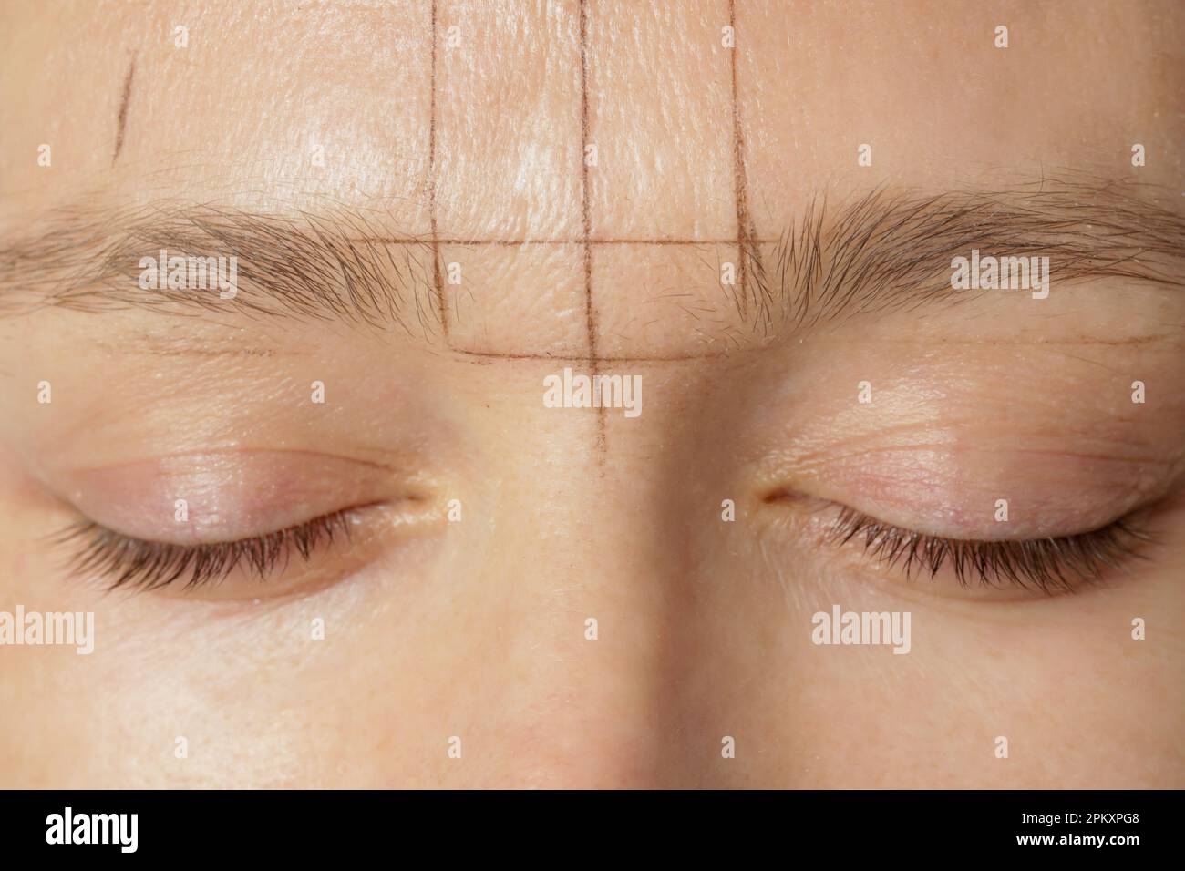 Mikrobleiding eyebrow measurement. Cosmetologist makes markings with ...