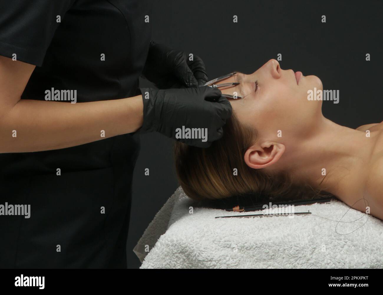 Mikrobleiding eyebrow measurement. Cosmetologist makes markings with ...