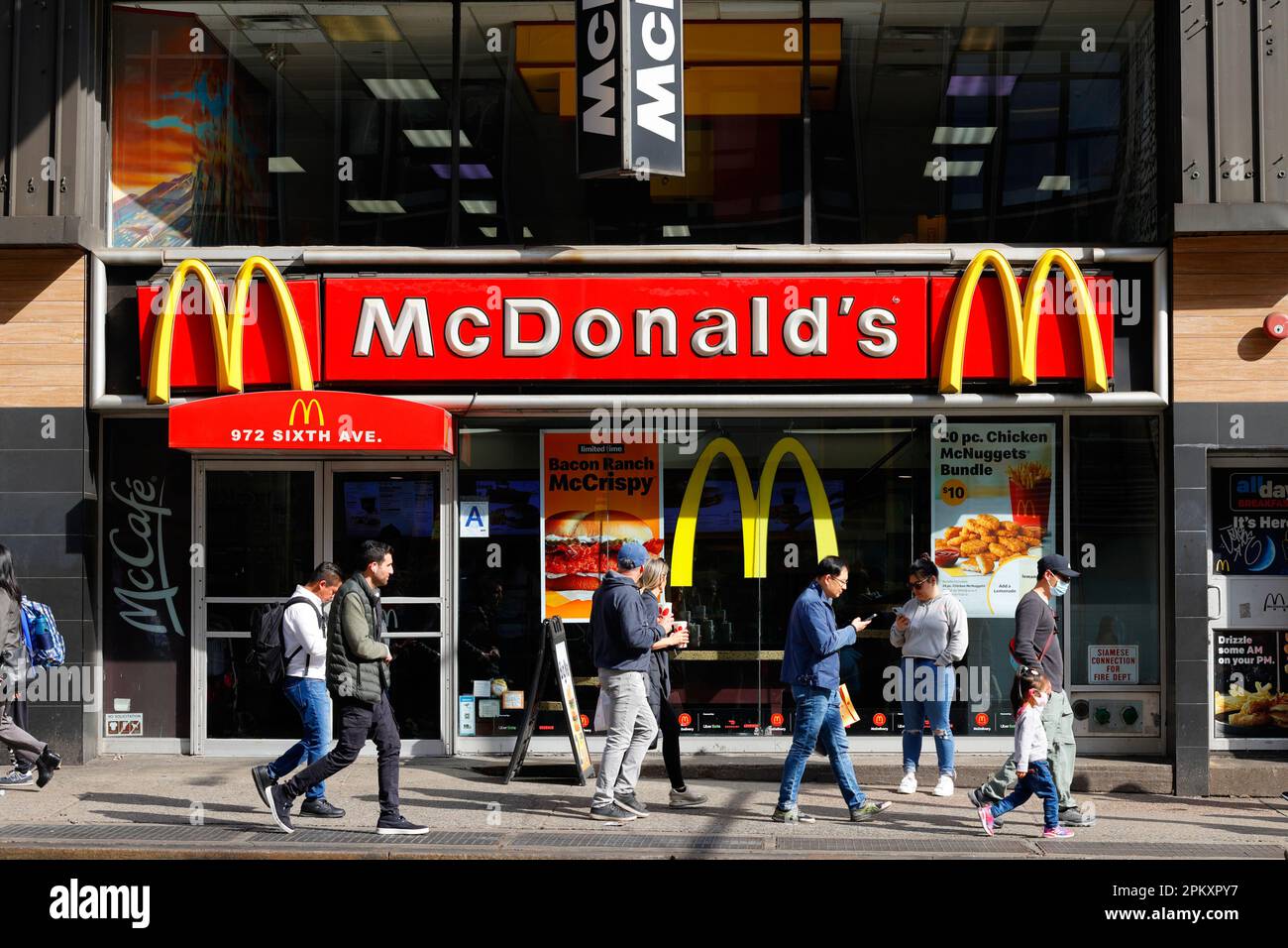 Mcdonald's restaurant exterior hi-res stock photography and images - Alamy