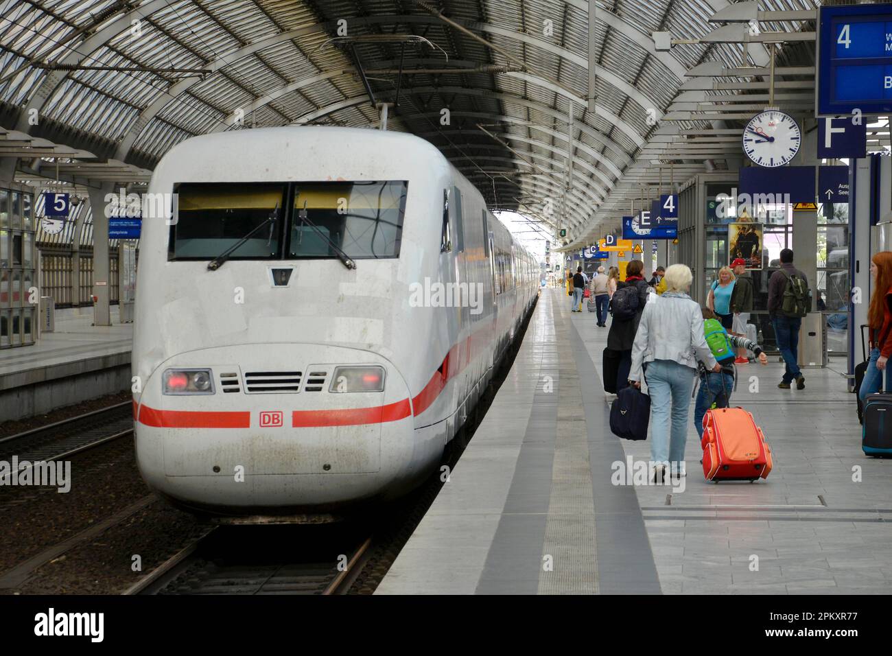 Ice platform hi-res stock photography and images - Alamy