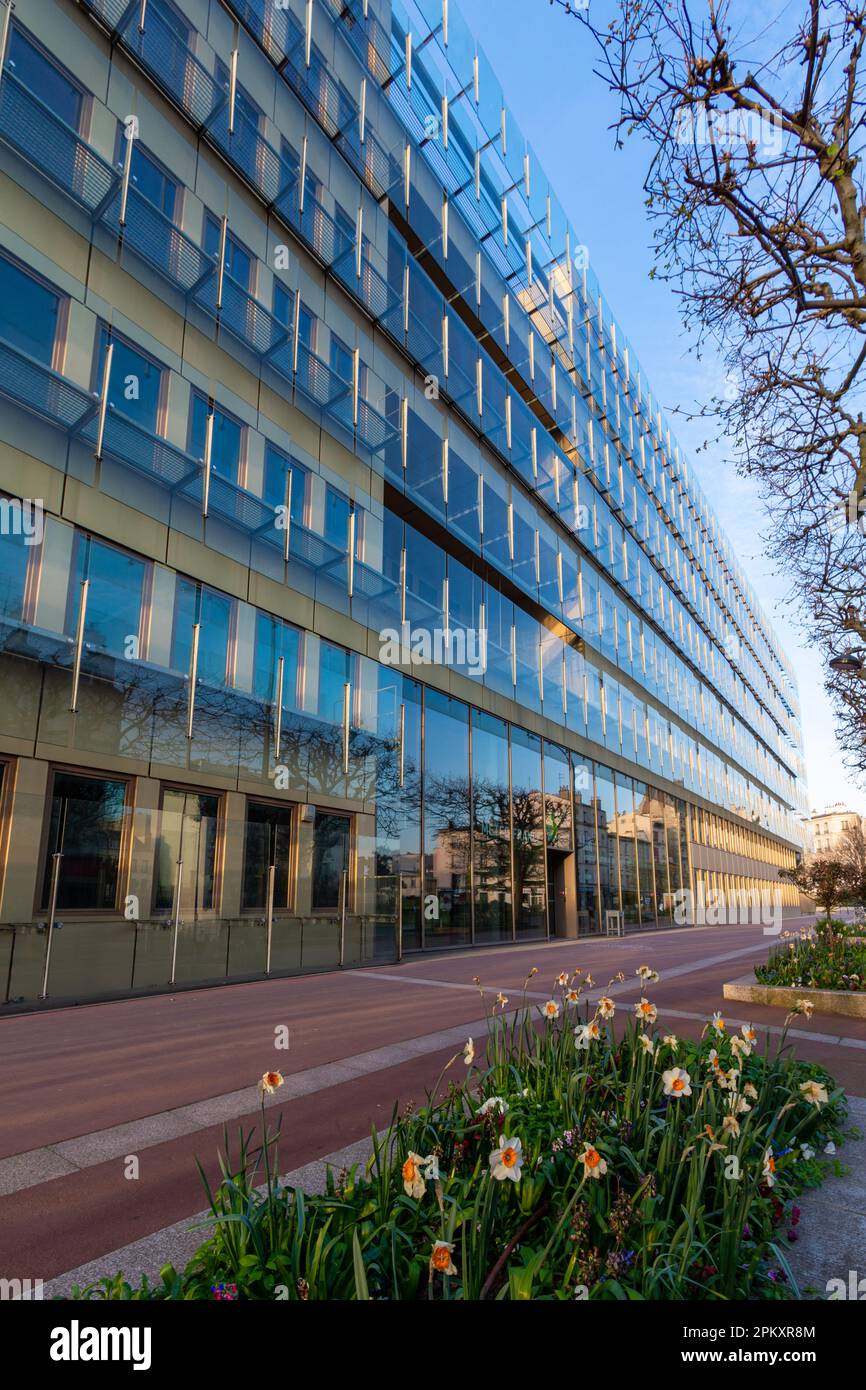 Exterior view of the building housing the headquarters of Météo-France ...