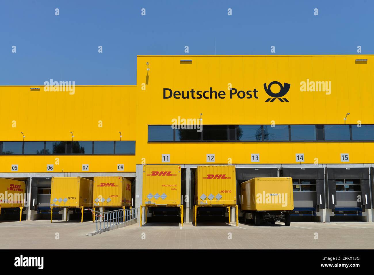 Dhl delivery base hi-res stock photography and images - Alamy
