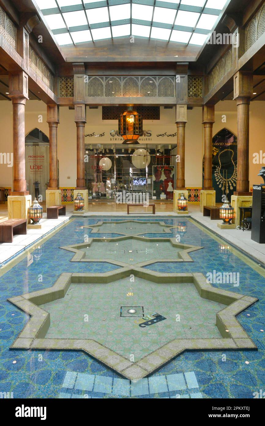 Fountain, Shopping Mall, The Pearl, Doha, Qatar Stock Photo - Alamy