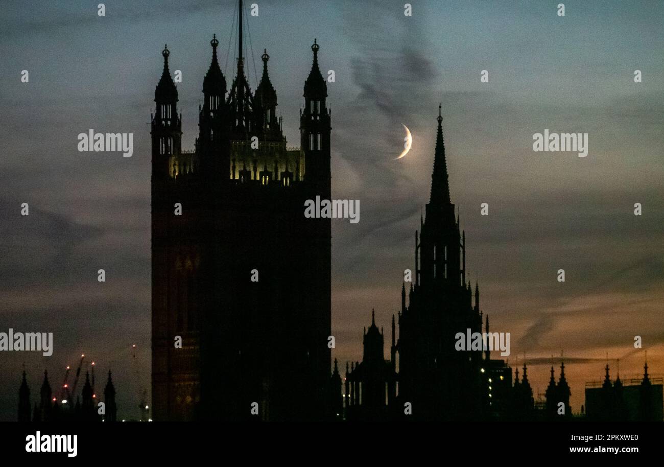 London, UK. 28th Oct, 2022. The moon shines behind the Palace of ...