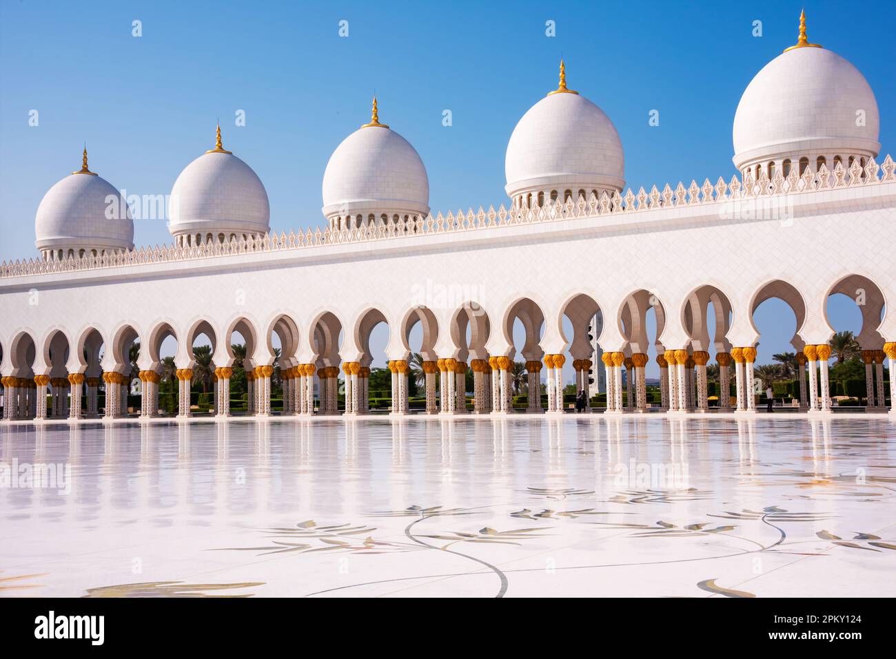 Sheikh Zayed Grand Mosque of white marble in Abu Dhabi, UAE Stock Photo ...
