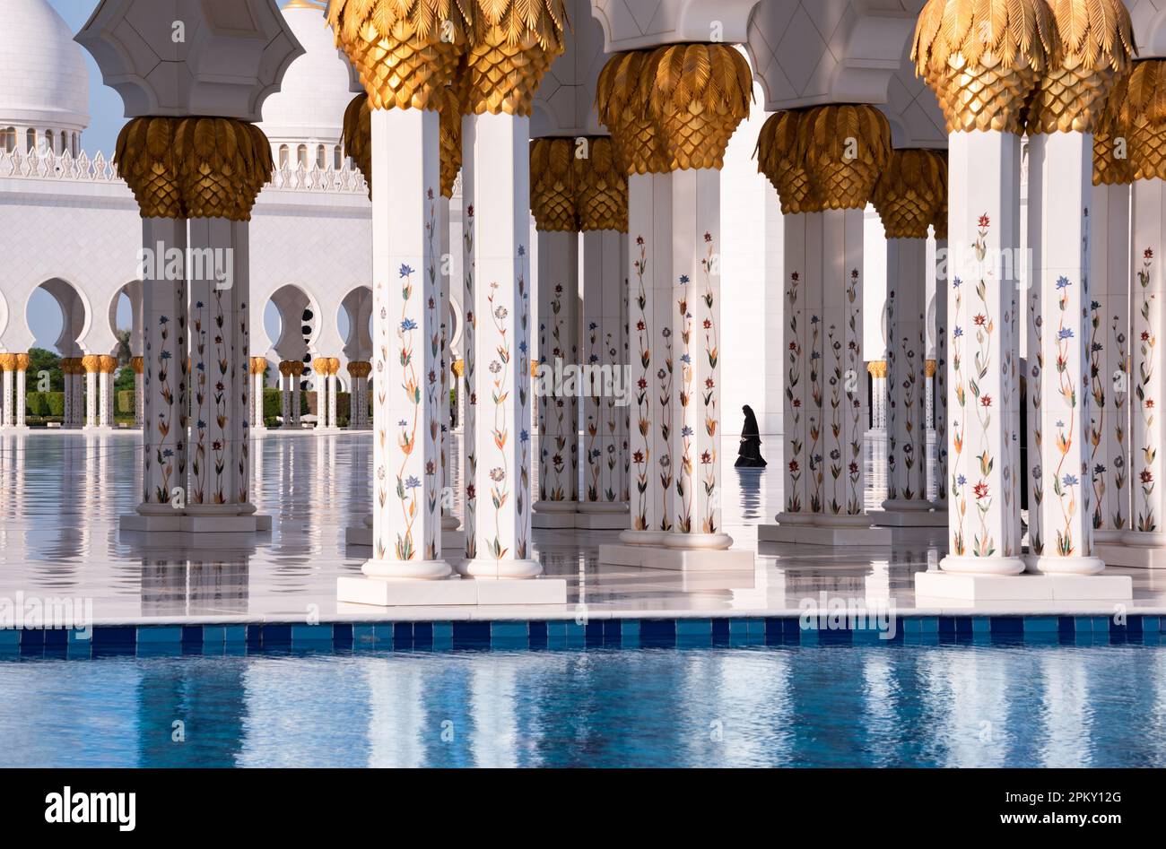 Sheikh Zayed Grand Mosque of white marble in Abu Dhabi, UAE Stock Photo ...