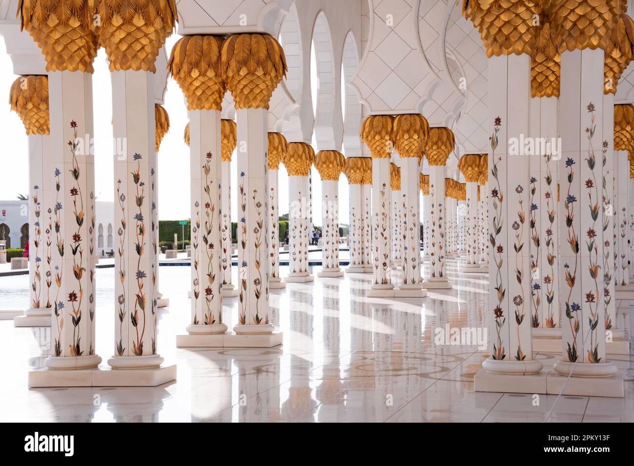 Sheikh Zayed Grand Mosque of white marble in Abu Dhabi, UAE Stock Photo ...