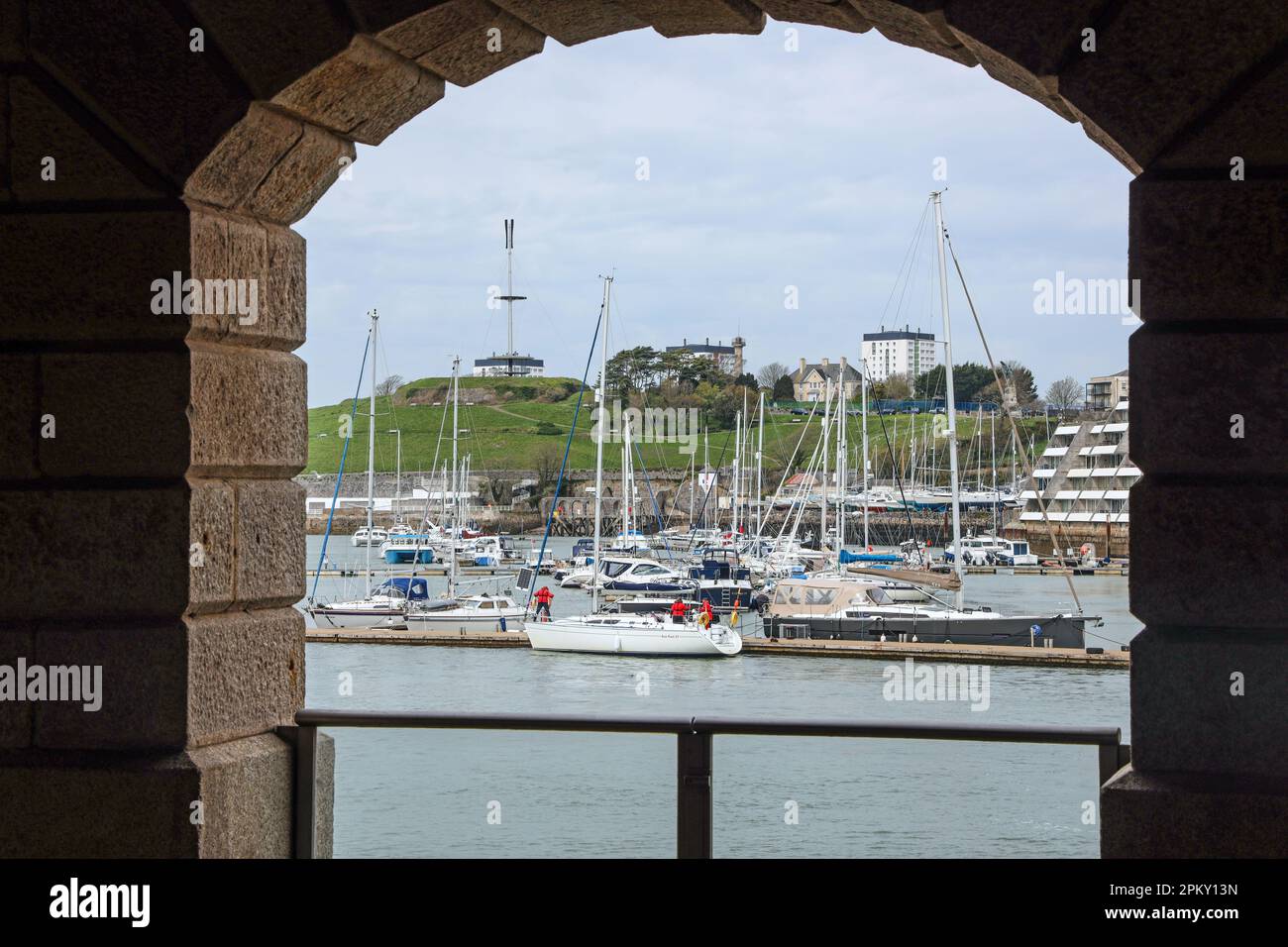 Yacht docking at the Mayflower Marina, Richmond Walk, Devonport ...