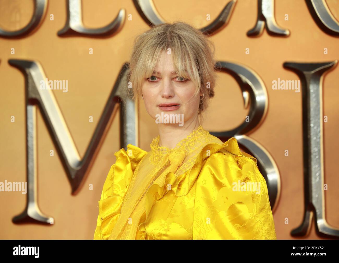 Alison Sudol attends the World Premiere of "Fantastic Beasts: The ...