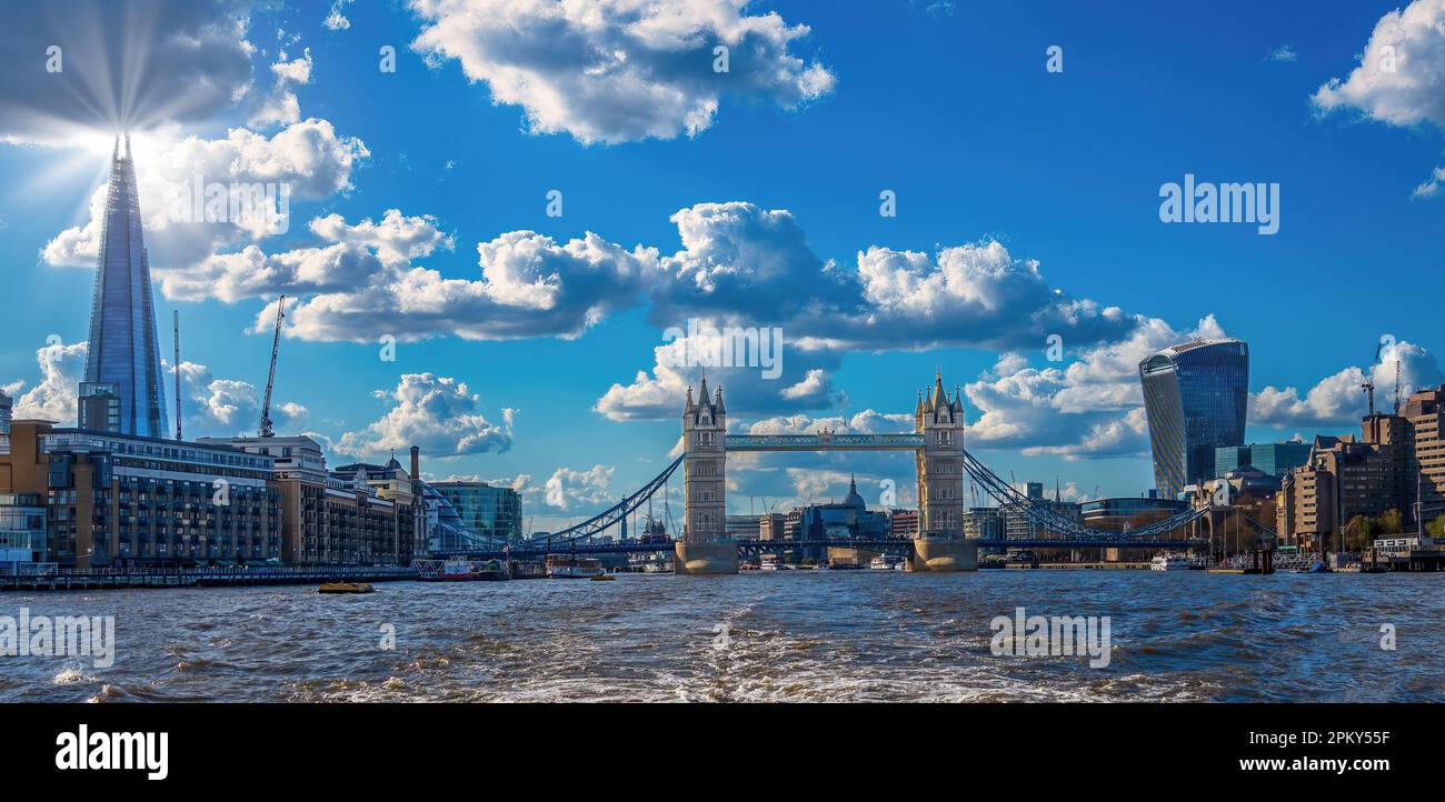 London skyline on a clear day hi-res stock photography and images - Alamy