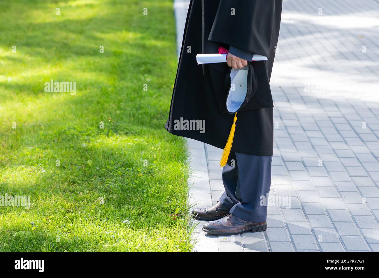 Graduation cap throwing hands hi-res stock photography and images - Alamy