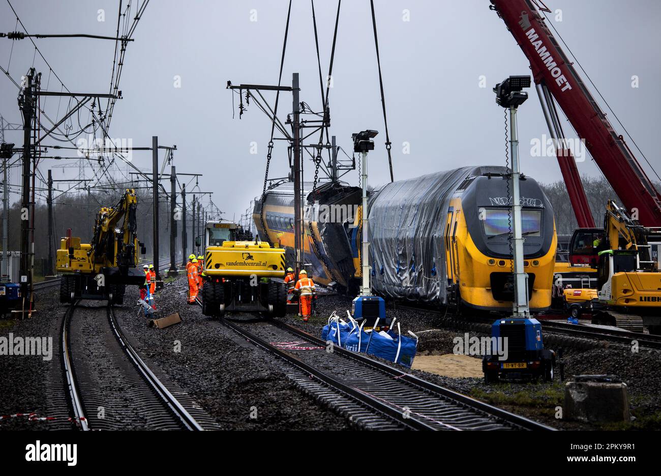 Voorschoten - Lifting company Mammoet has started the salvage work at ...