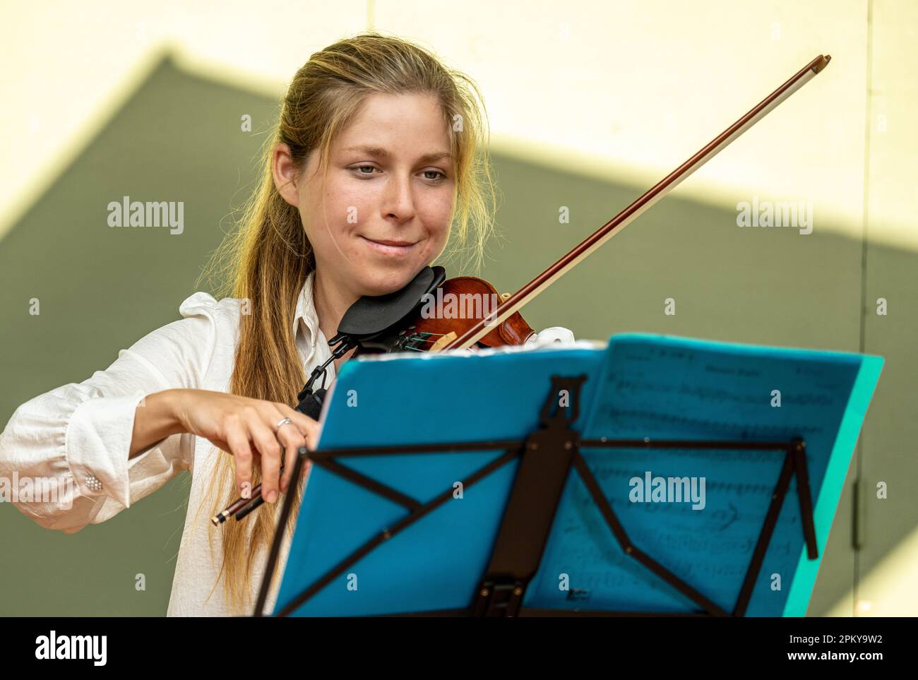 Outdoor classical recital by string trio Stock Photo - Alamy
