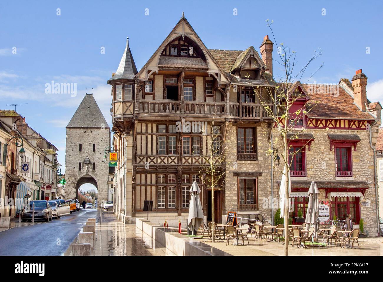 Moret-sur-Loing: the Porte de Samois, the 19th century Maison des Arts ...