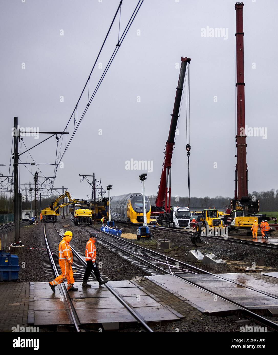 Voorschoten - Lifting company Mammoet has started the salvage work at ...