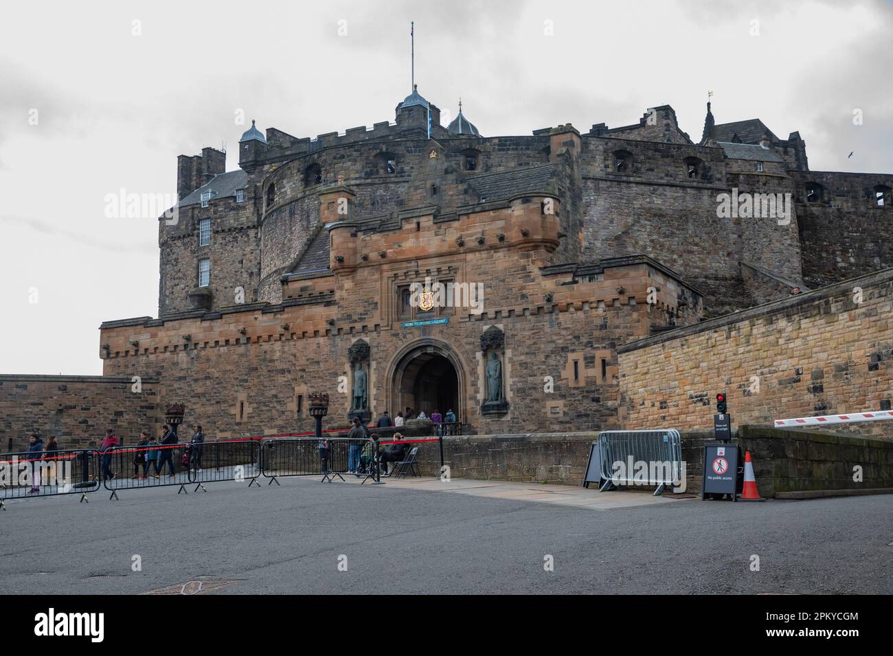 Walls buildings edinburgh castle hi-res stock photography and images ...