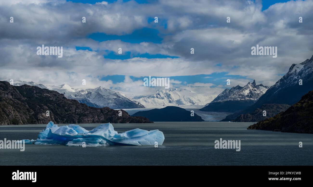 The wilderness landscape of Lago Gray, Torres del Paine, Patagonia ...