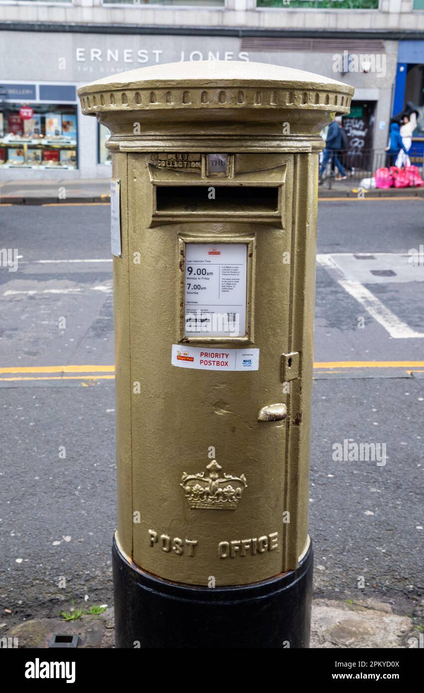 Gold post box scotland hi-res stock photography and images - Alamy