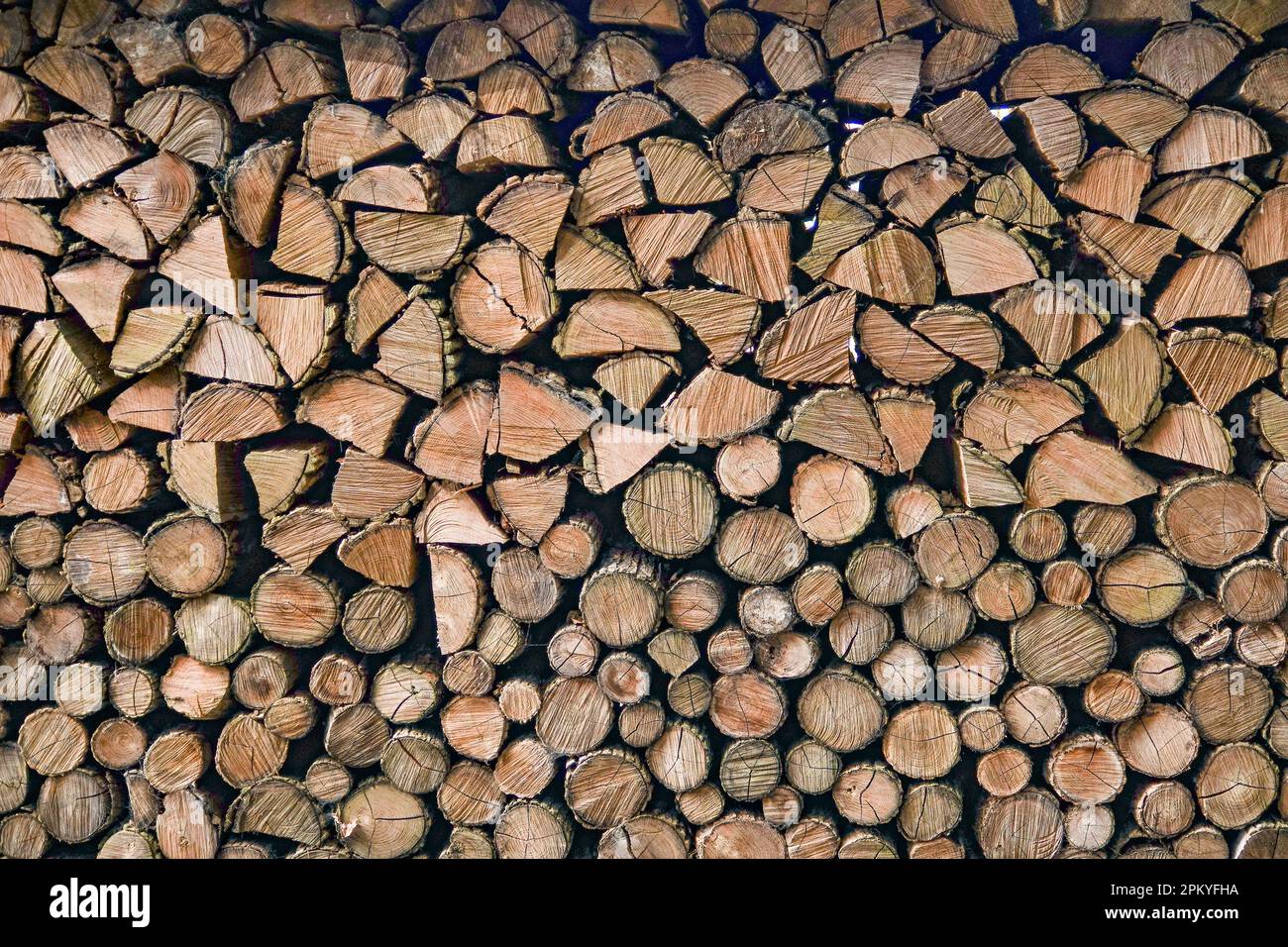 How to stack logs for cabin hi-res stock photography and images - Alamy