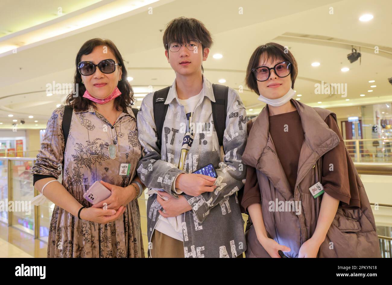 (Left) Mainland visitors Liu ruiqing, her grandson and her daughter ...