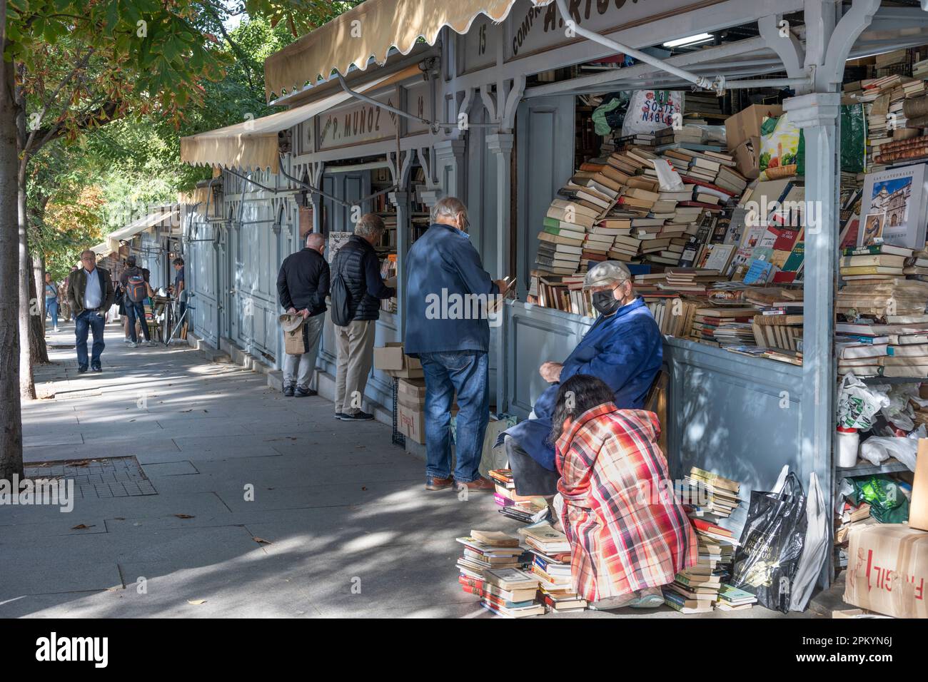 Old books stalls hi-res stock photography and images - Alamy
