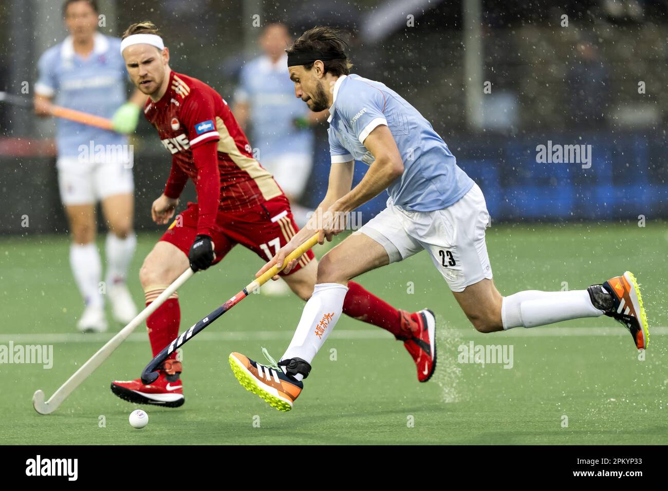 AMSTELVEEN - Florian Fuchs (r) of HC Bloemendaal in action against ...