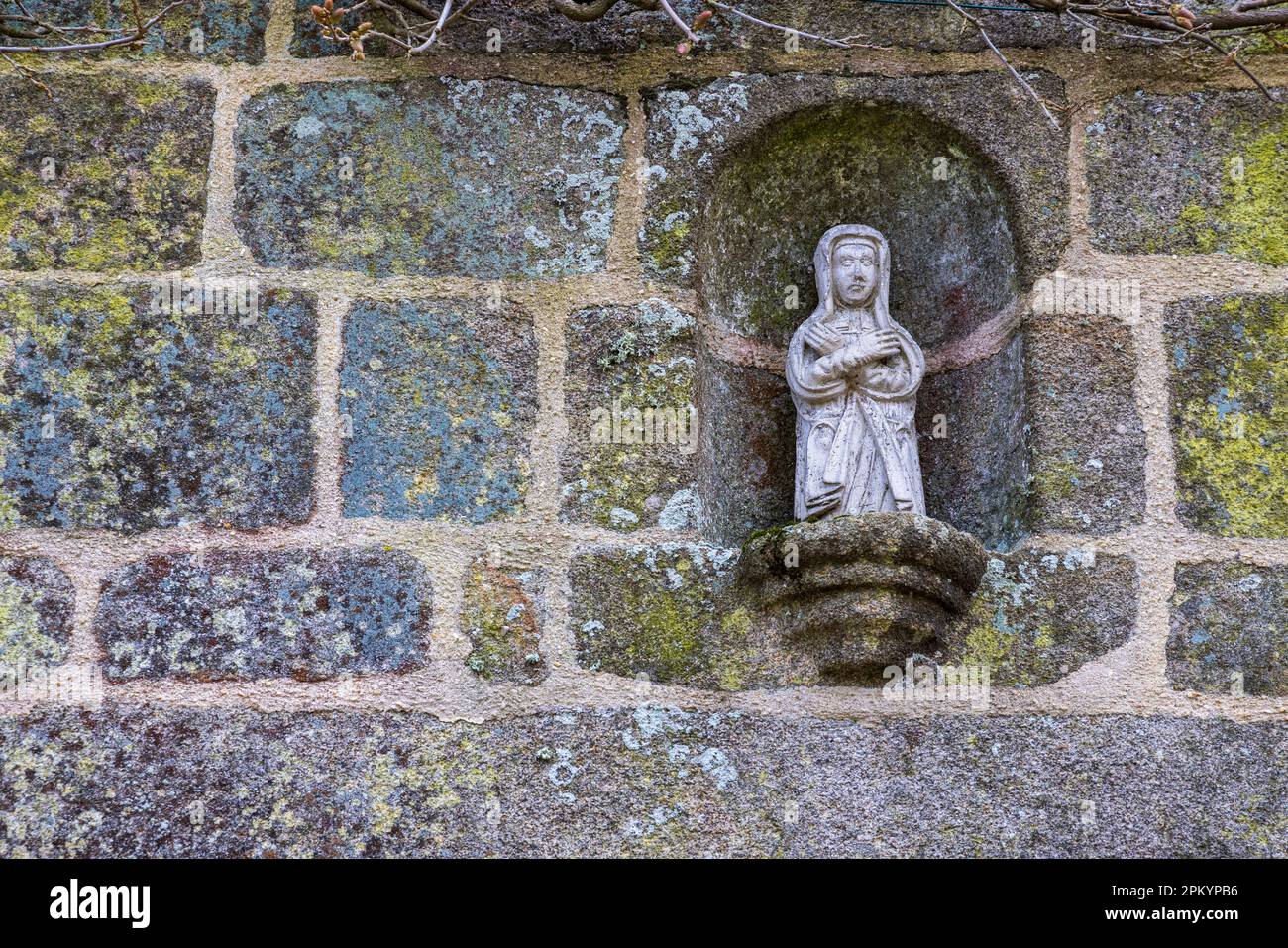 An alcove statue in the streets of Locronan, Brittany, France Stock ...