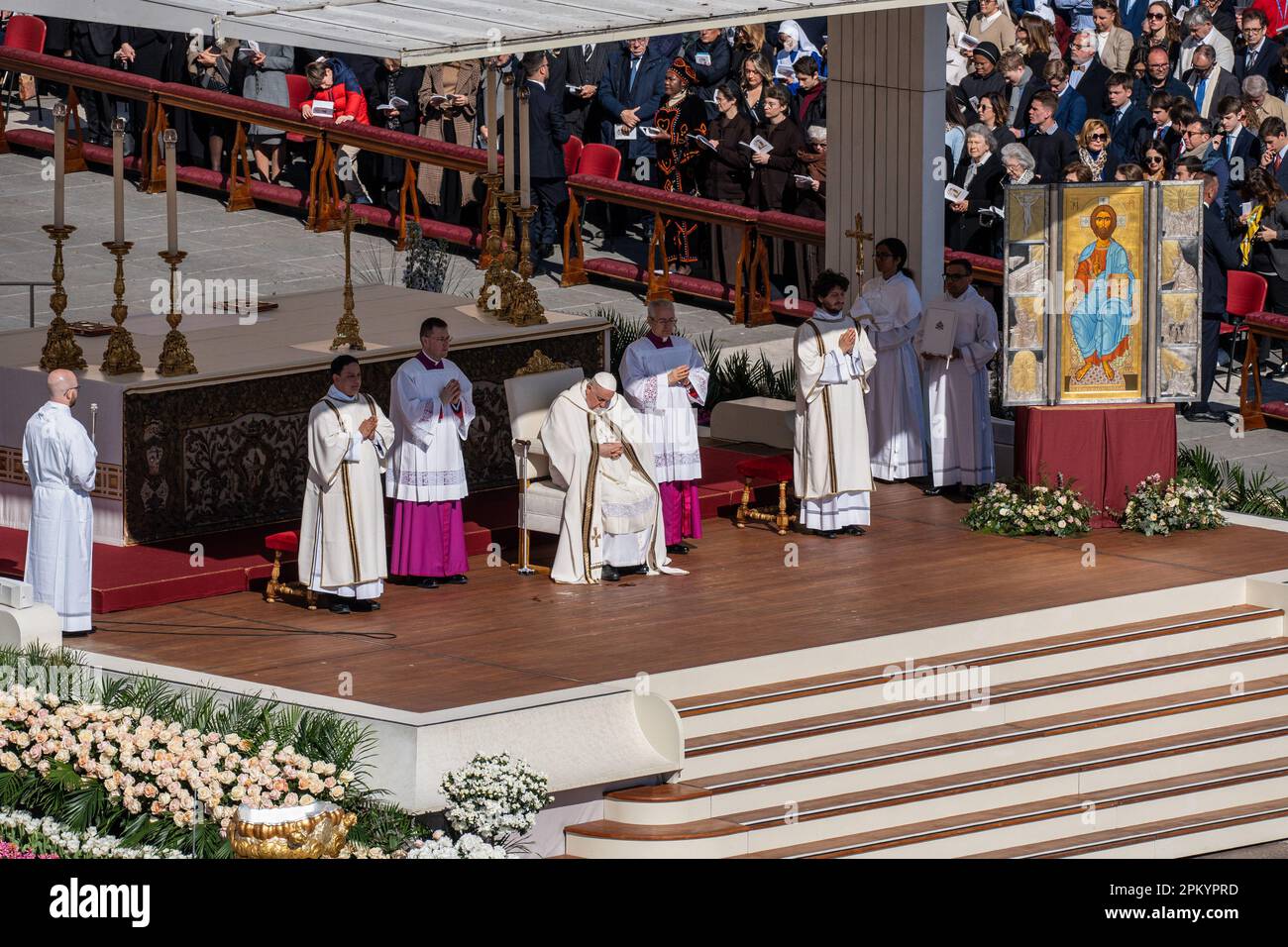 Easter mass of the resurrection of jesus in st peters hi-res stock ...