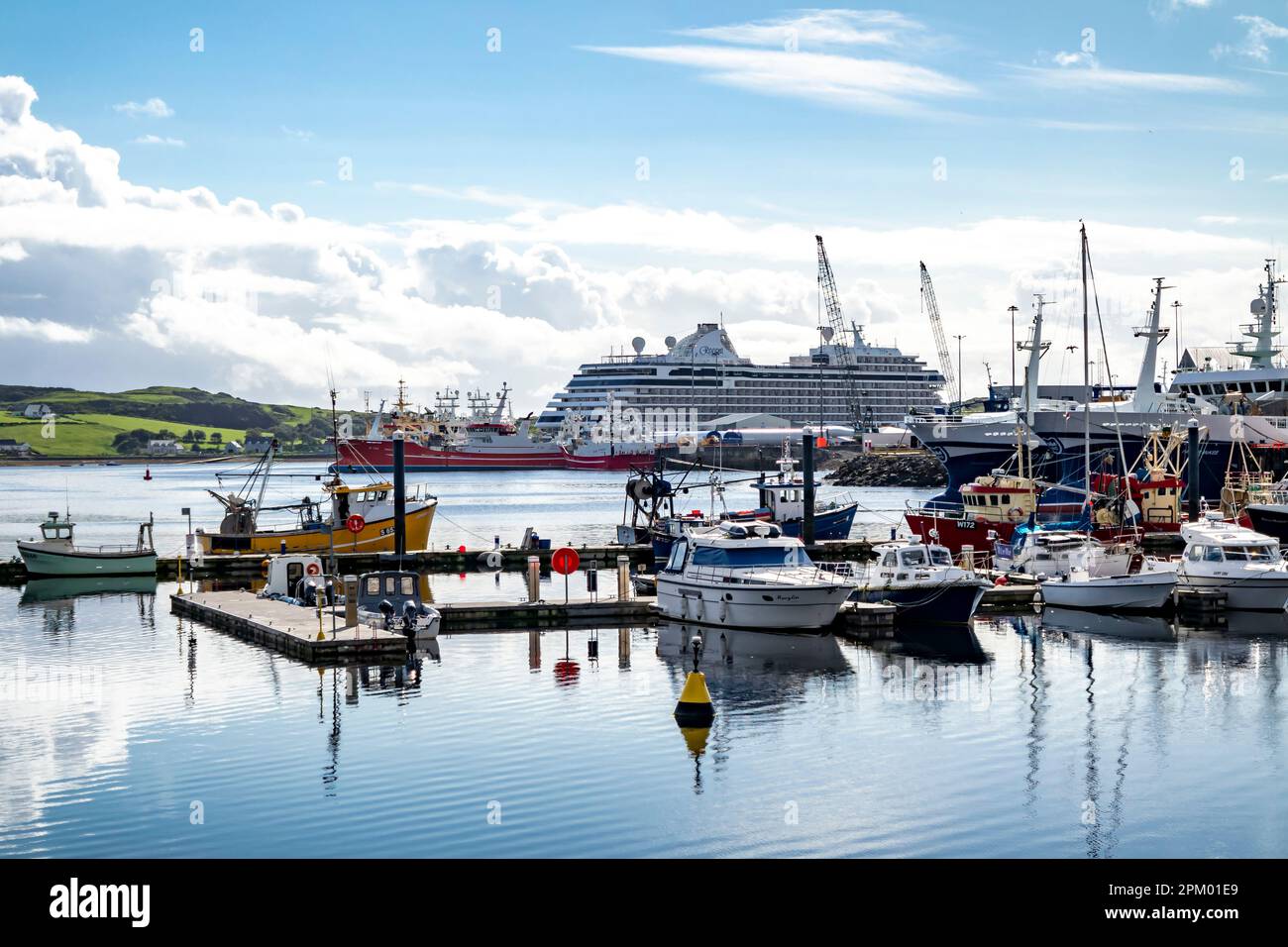 KILLYBEGS, IRELAND - SEPTEMBER 24 2022 : The Regent cruise ship is visiting the harbour Stock ...