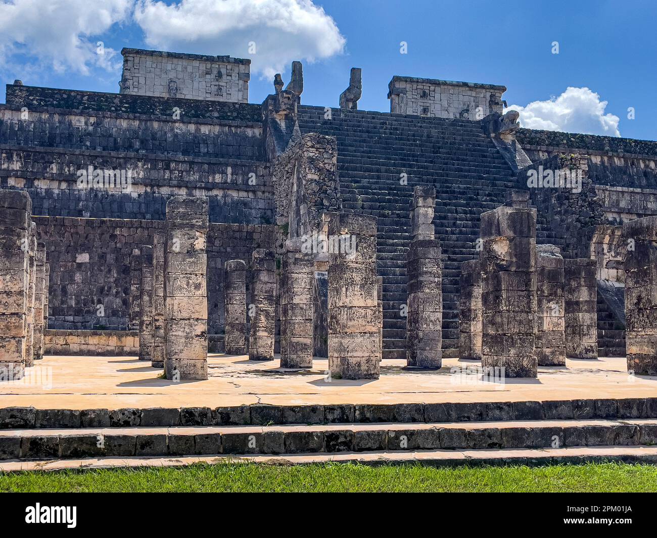 Tourist photo with the thousand columns and the temple of the warriors ...