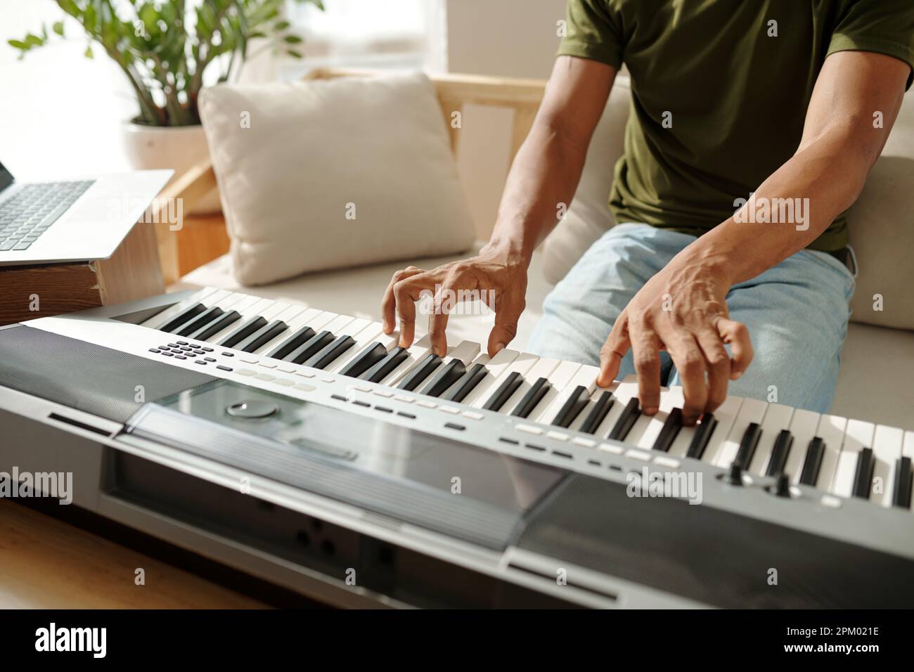 Playing man piano synthesizer hand hi-res stock photography and images ...