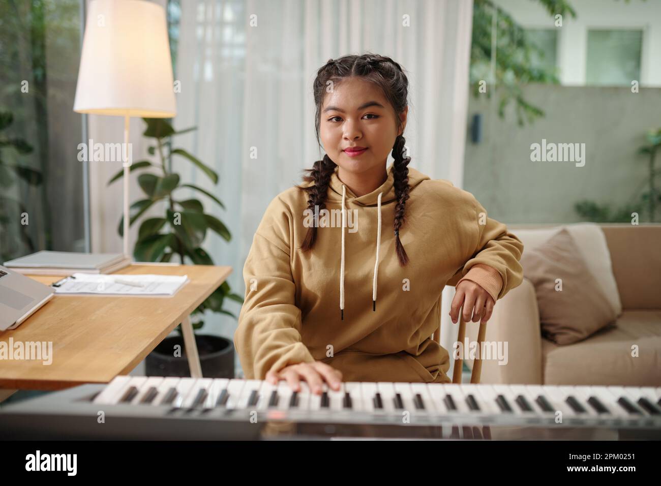 Teenage girl learning piano hi-res stock photography and images - Alamy