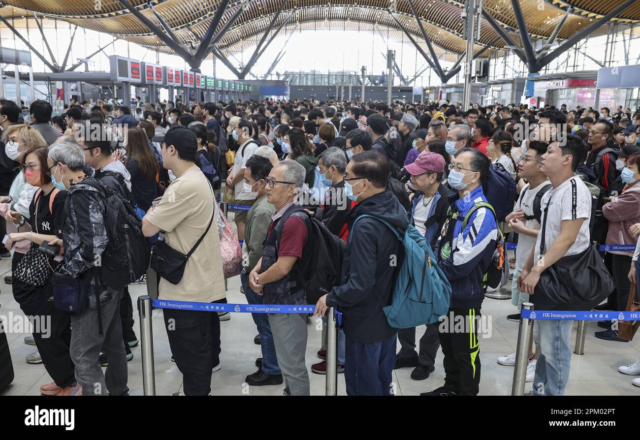 People queue up to cross the border at Hong Kong-Zhuhai-Macao Bridge ...