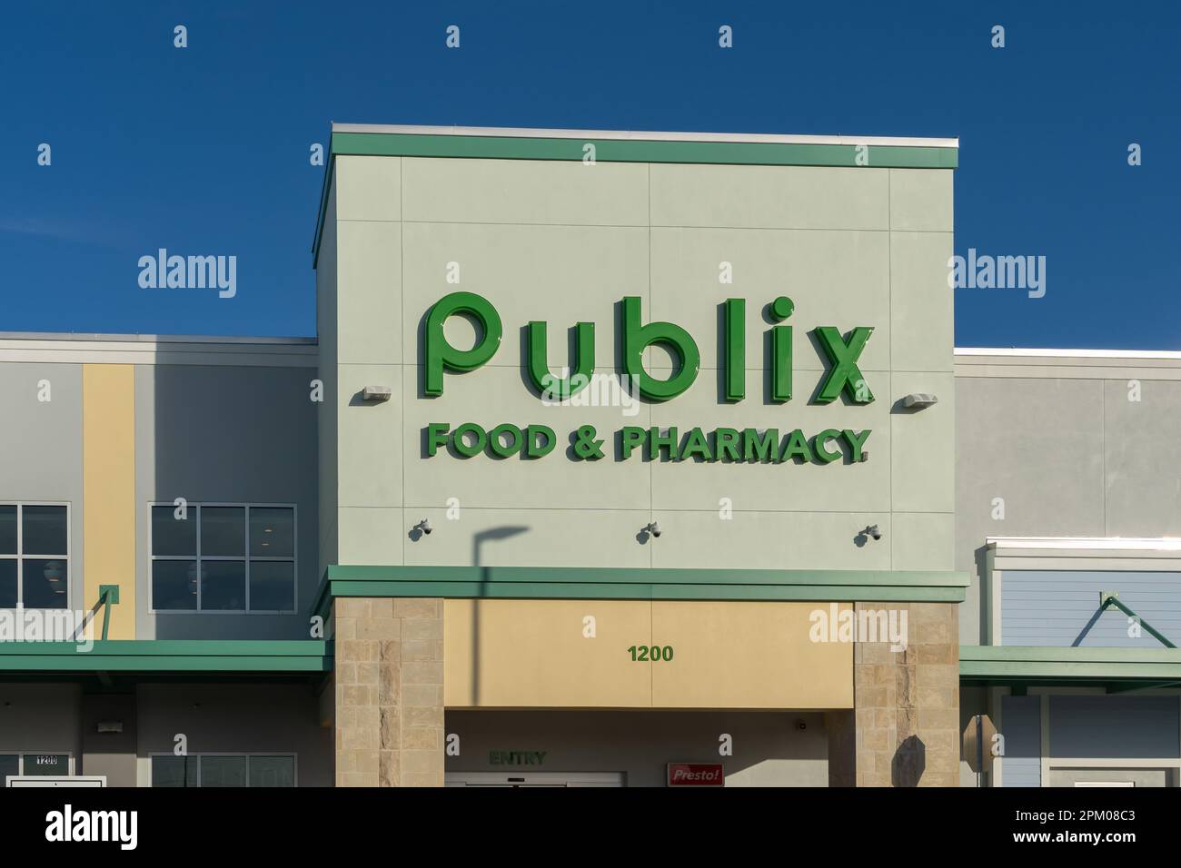 Publix grocery store employee hi-res stock photography and images - Alamy