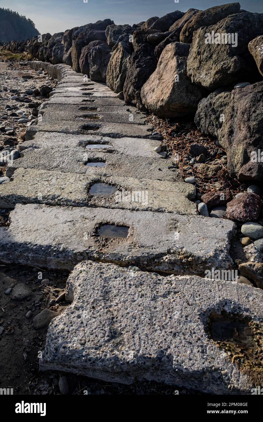 WA23278-00...WASHINGTON - Boulders and cement blocks protecting the ...