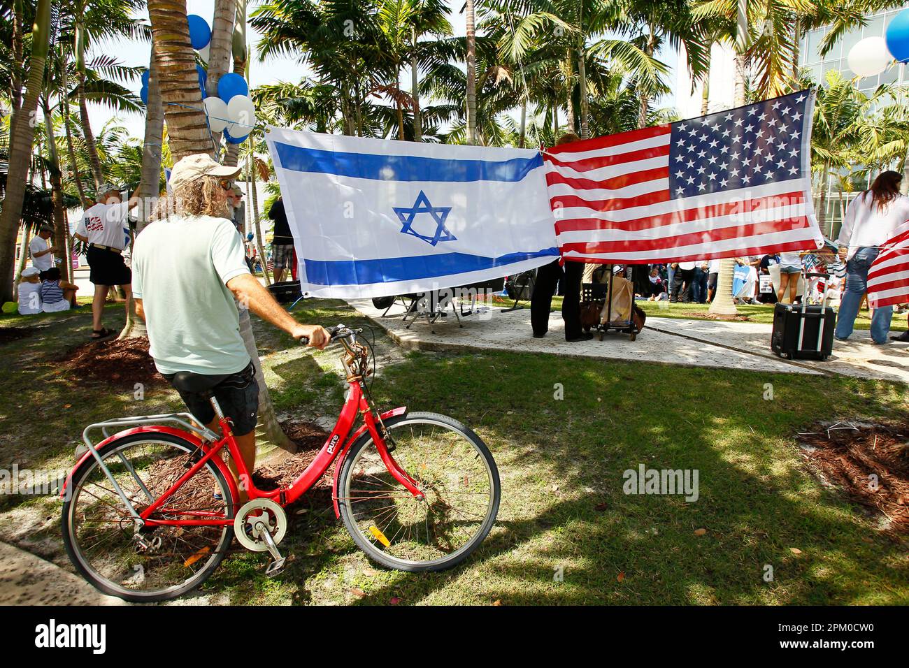 MIAMI -FLORIDA-USA- 20-07-2014- An Isralei flag joins a United State ...