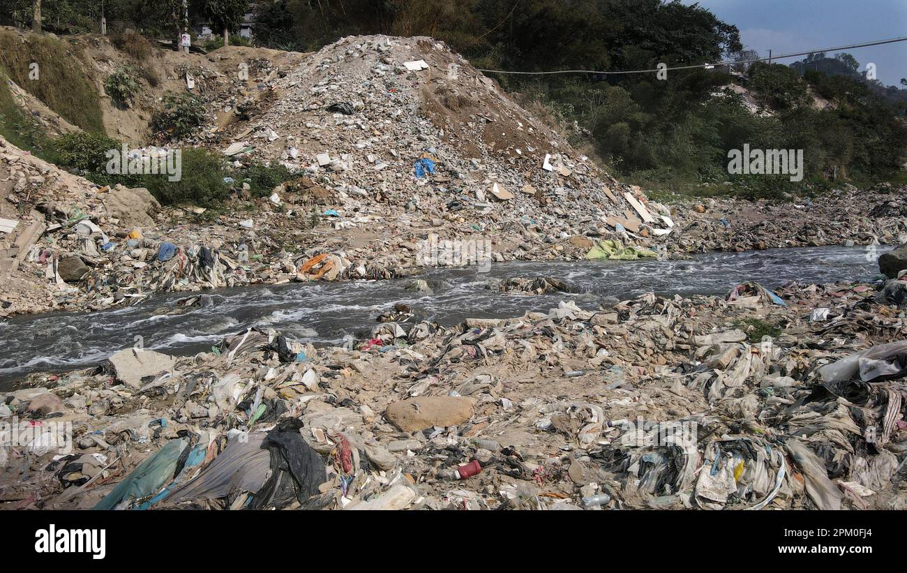 Guatemala Stadt, Guatemala. 05th Apr, 2023. Garbage lies around the Rio ...
